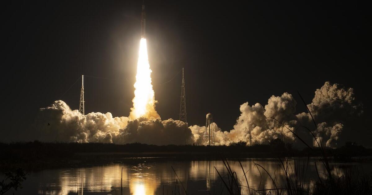 NASA gifts Artemis I mission patch to the Royal Institution | Royal ...