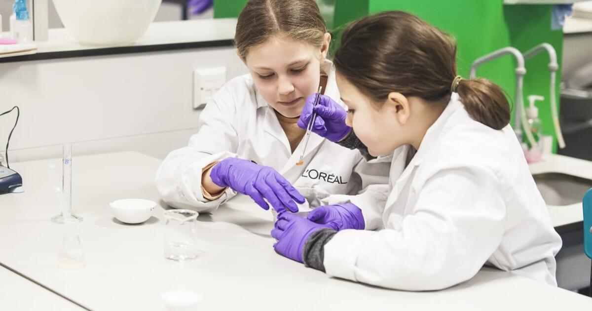 Holiday workshops: Colour chemistry (ages 9–11) | Royal Institution