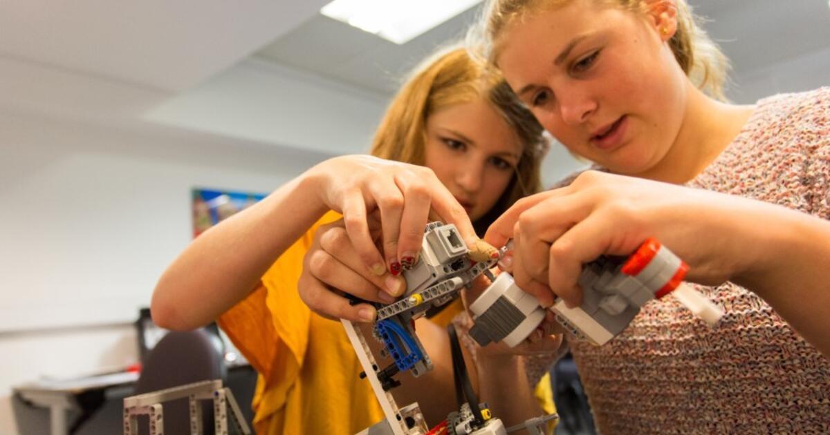 Holiday workshops: LEGO robotic explorers (ages 11–14) | Royal Institution